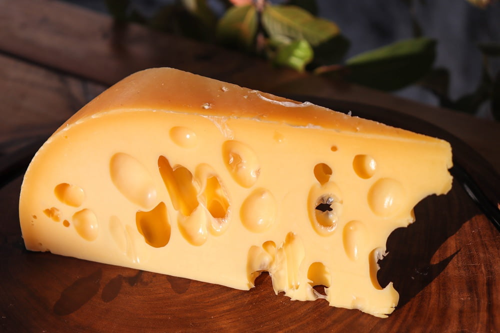 QUEIJO EMMENTAL NOVA ALEMANHA - PEDAÇO 500G - Mundo do Queijo - Queijo ...